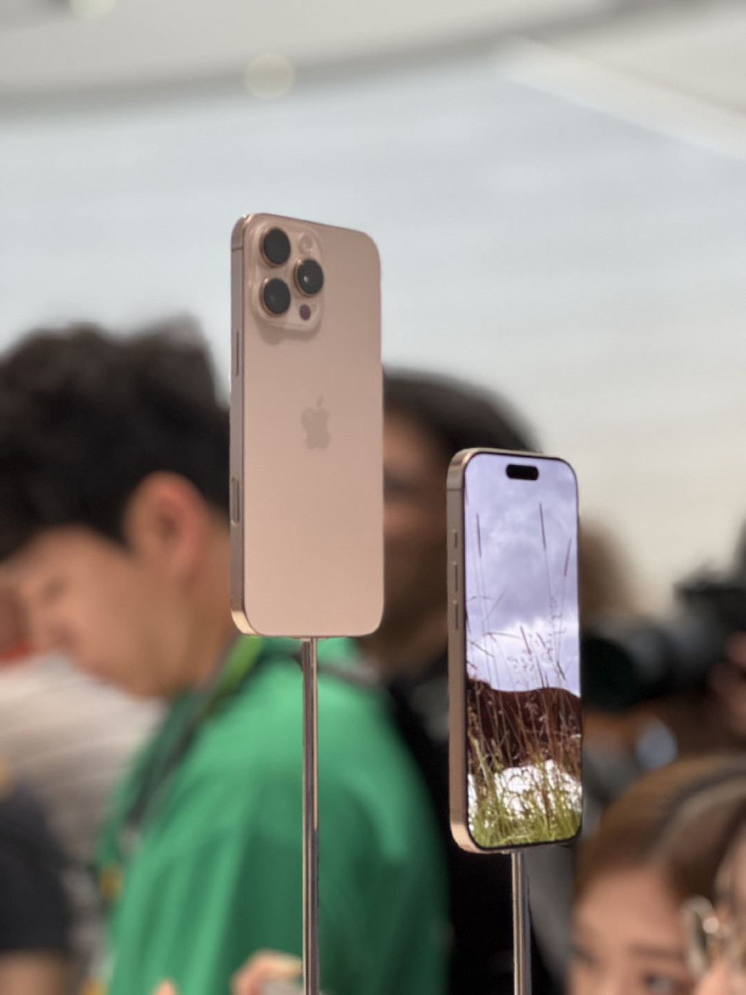 苹果 iPhone 16/16 Pro 真机实拍图出炉，你会冲首发吗？_iPhone_什么值得买