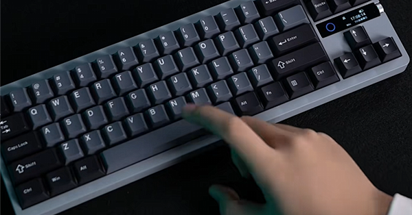 小米晒全新 MK 71 Pro 机械键盘：71键布局、TTC轴体、自带数字小屏幕_键盘_什么值得买