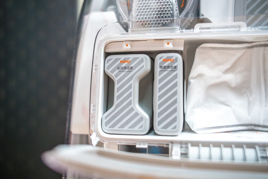 首款扫拖机器人亮相！DJI ROMO全面实测：避障、清洁、巡家一次看够_扫地机器人_什么值得买