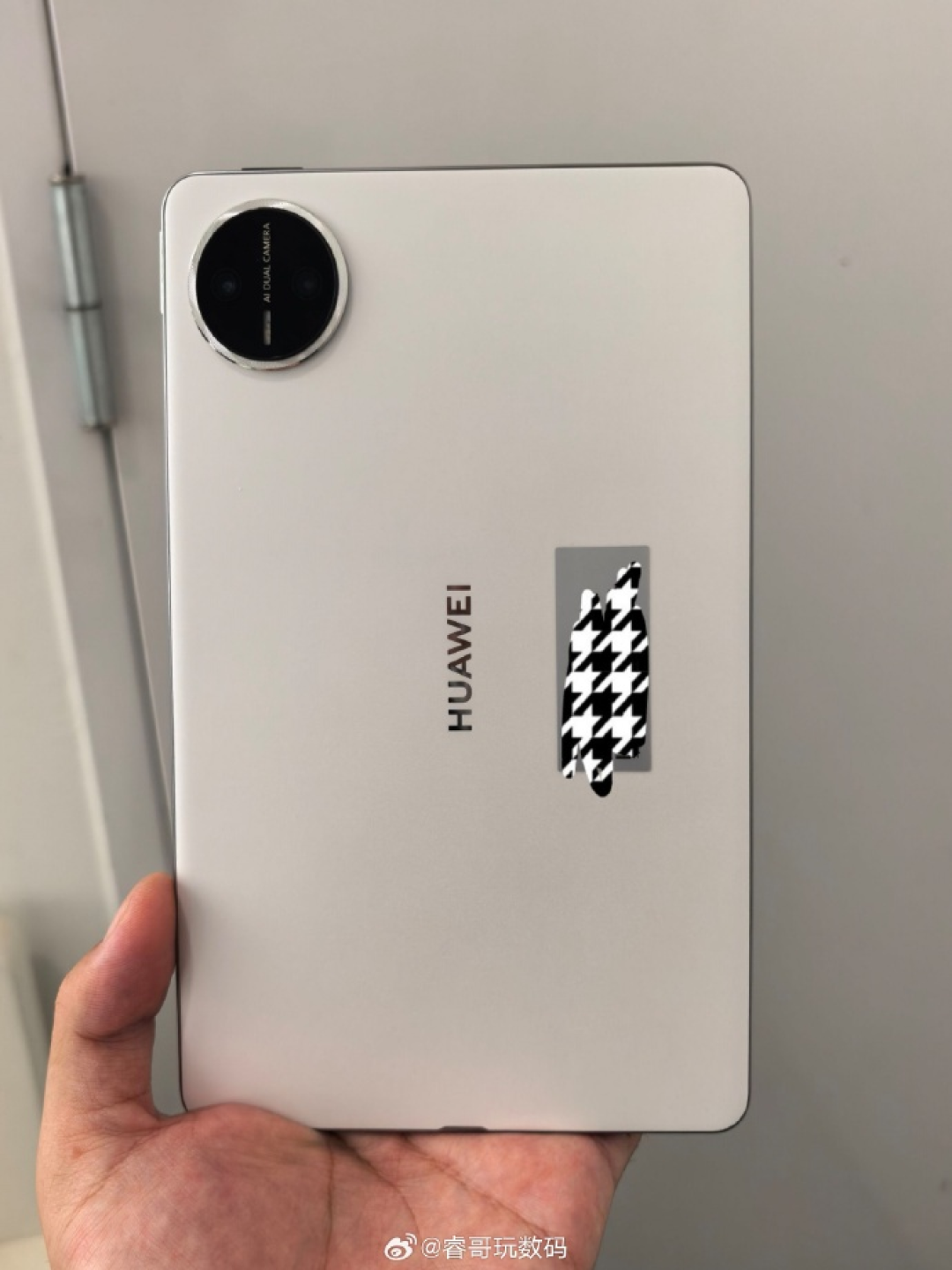 大号手机：华为 MatePad Mini 外观公布，8.8英寸挖孔屏，全系支持插卡_平板电脑_什么值得买